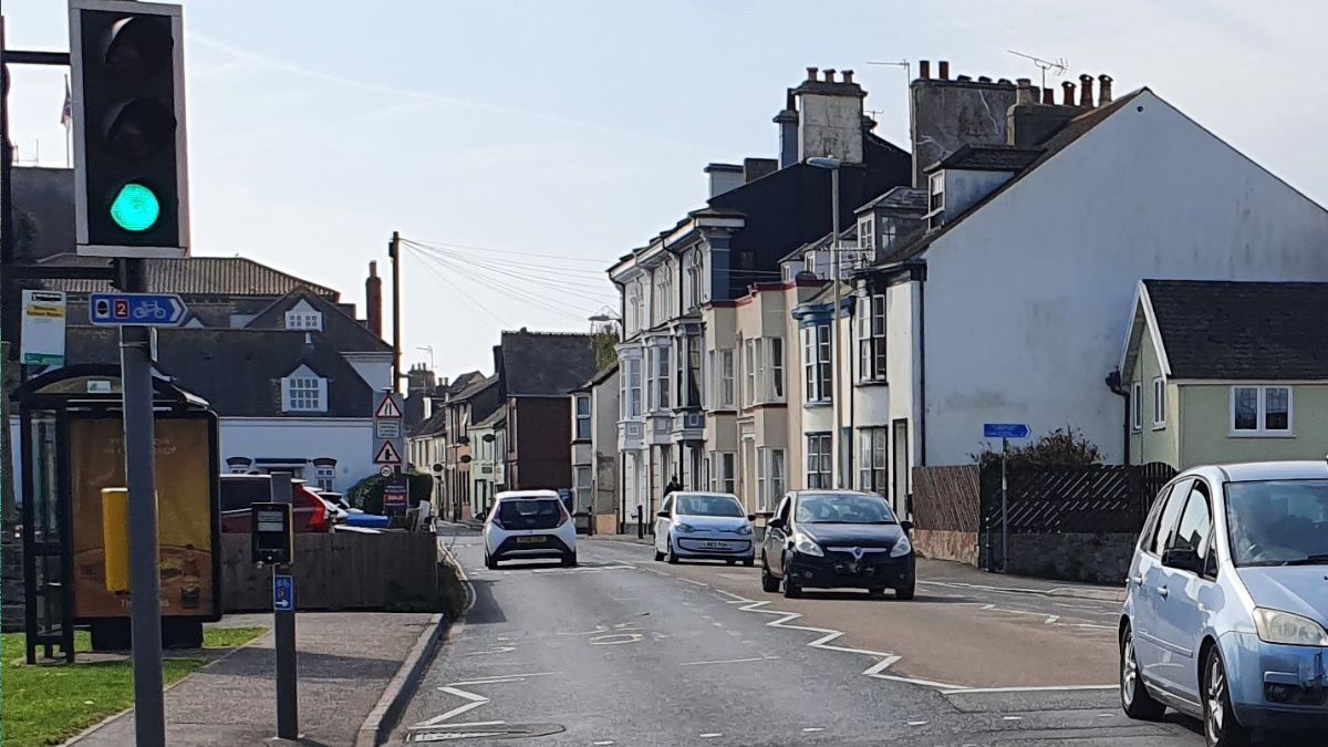 Traffic lights to be trialled in Starcross - News